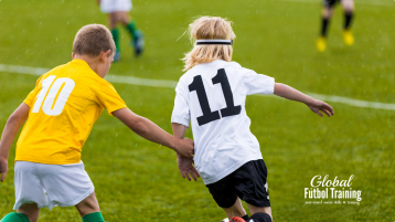 Soccer passing to create 1 on 1 chances [vision & timing] - video