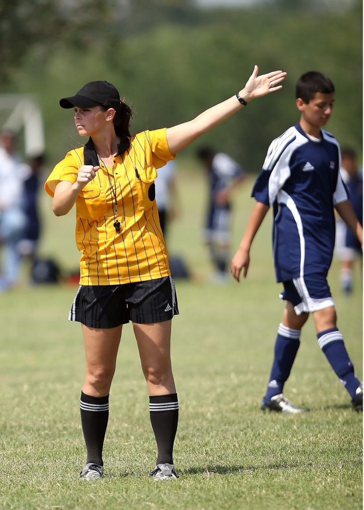 Soccer sign language - communicate better on the field [10 tips]