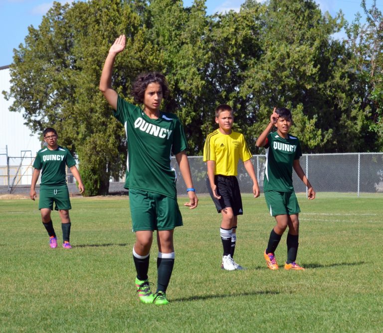 Soccer sign language - communicate better on the field [10 tips]